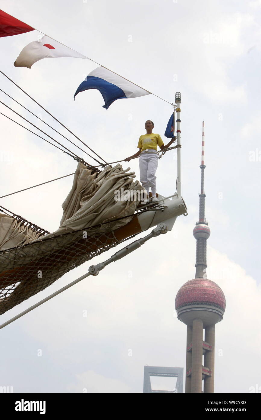 Colombian navy ship sailing hi-res stock photography and images - Alamy