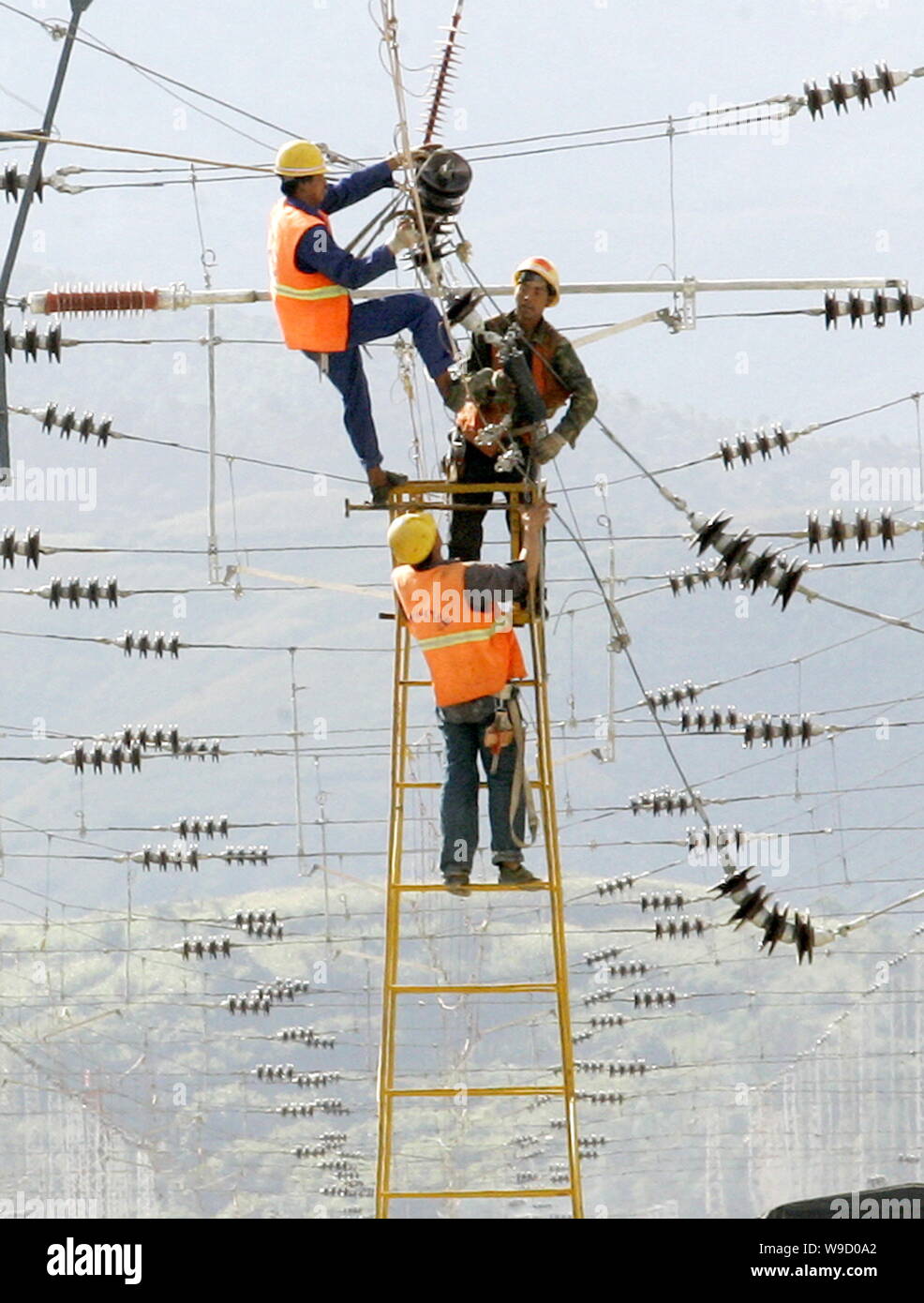 --FILE--Chinese workers install catenary wires of the Dali (Dali ...