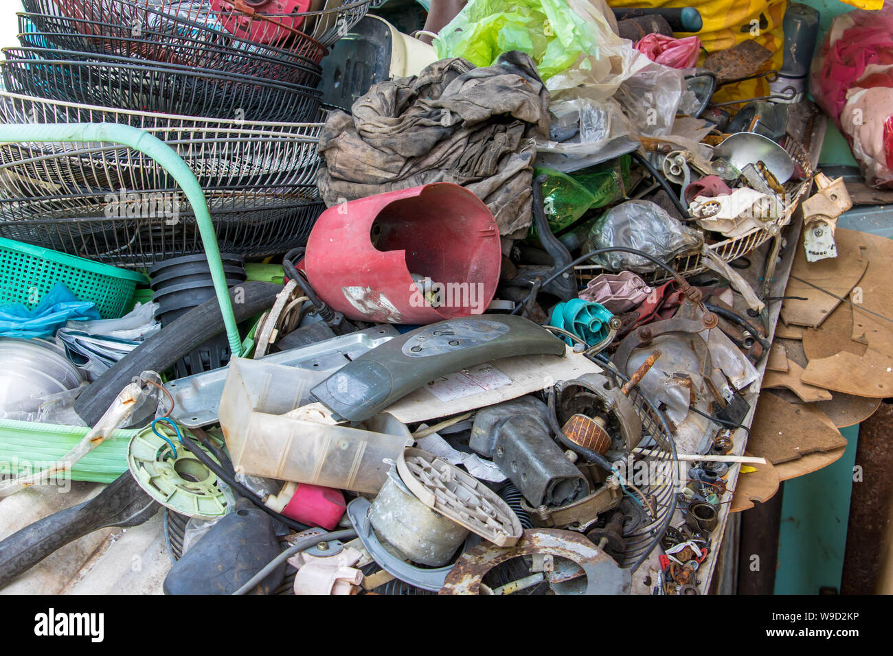 Pile of parts hi-res stock photography and images - Alamy