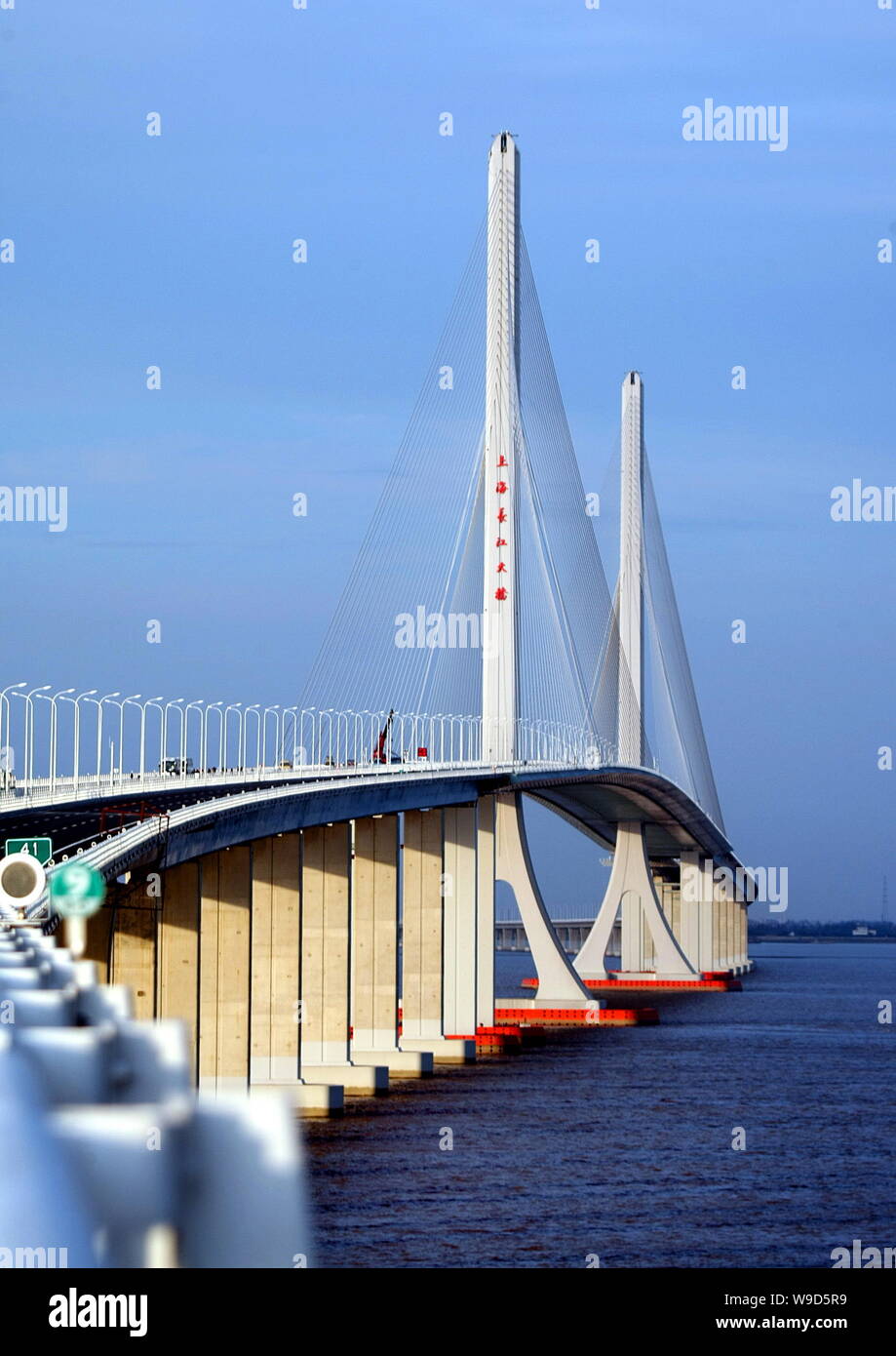View of the Shanghai Yangtze River Bridge, part of the Shanghai Yangtze ...