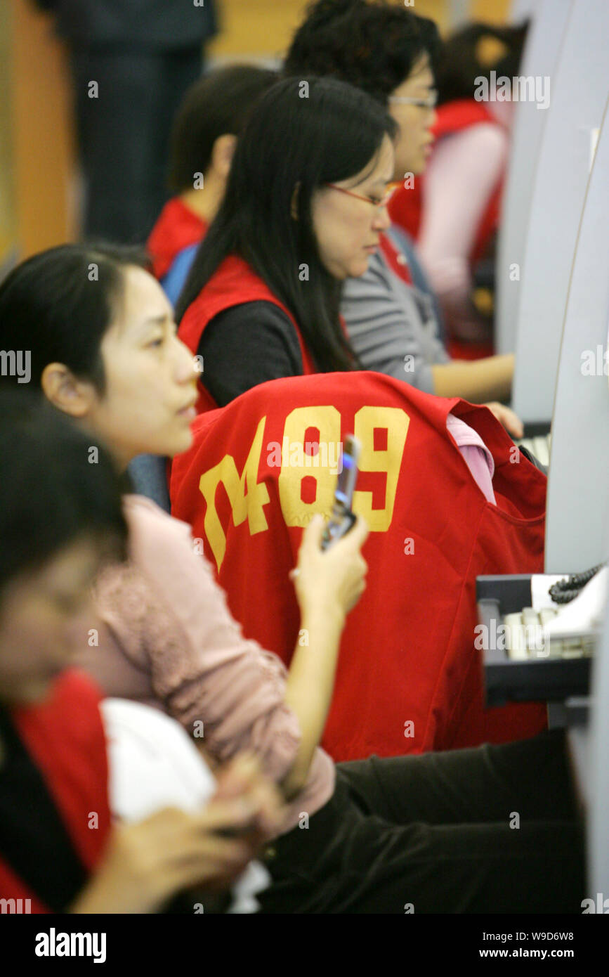 Chinese stock brokers hi-res stock photography and images - Alamy