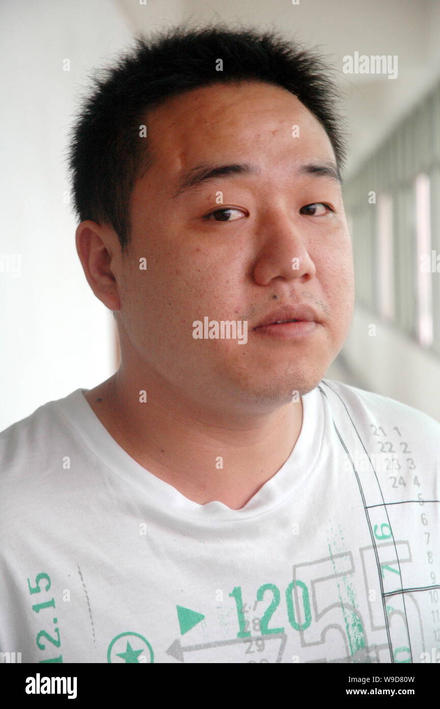 Chinese bus driver Li Li, 30, poses for photos before being awarded ...