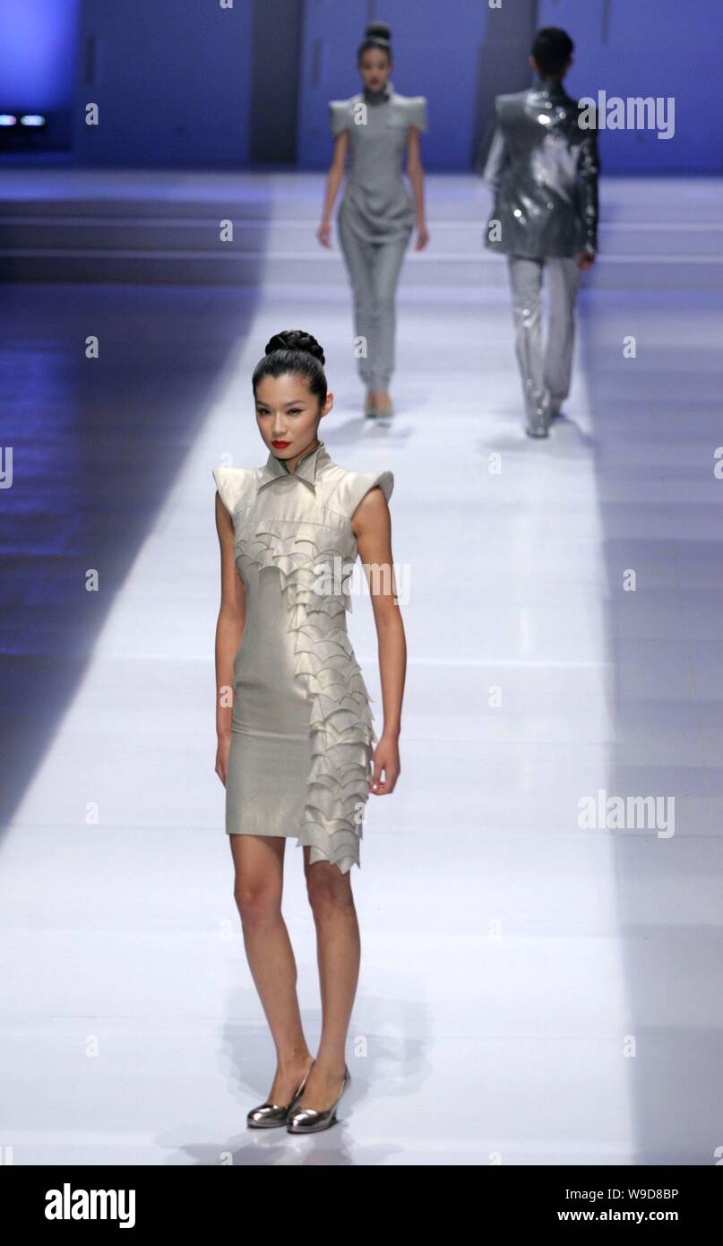 Chinese models parade at the Chinese Tunic Suit (Zhongshan Suit ...