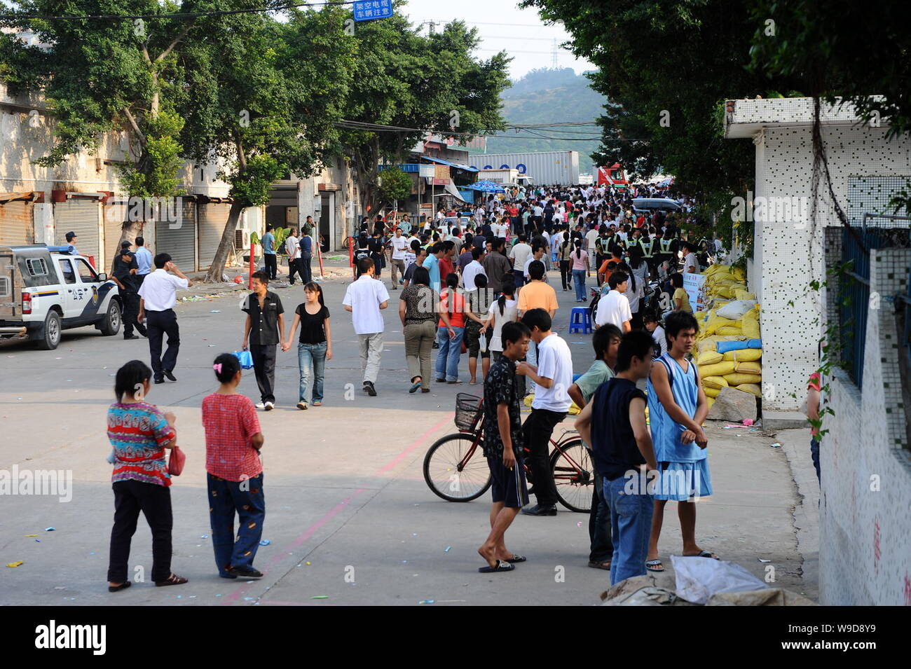 Chinese factory workers waiting hi-res stock photography and images - Alamy