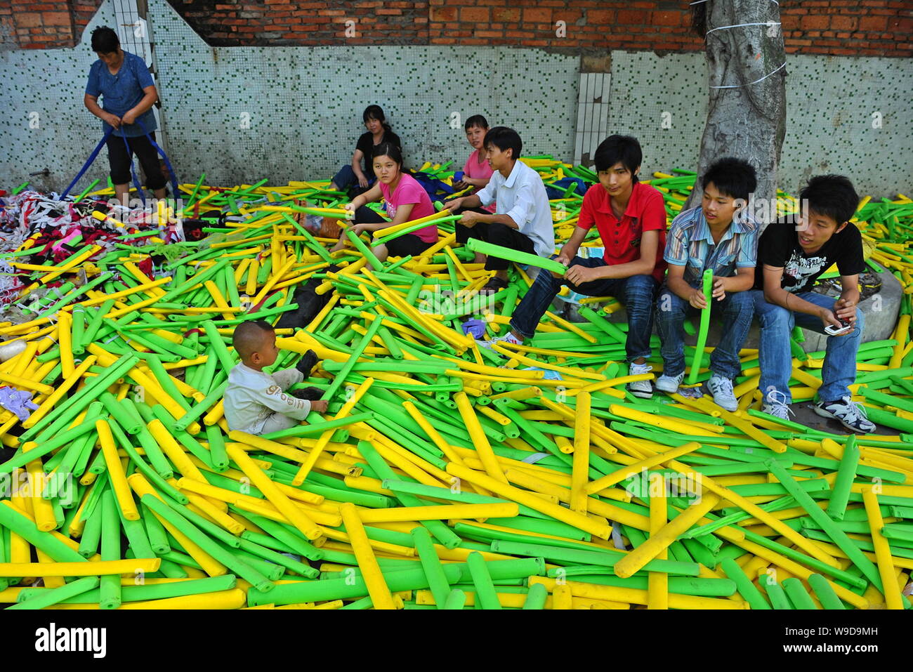 Chinese factory workers waiting hi-res stock photography and images - Alamy