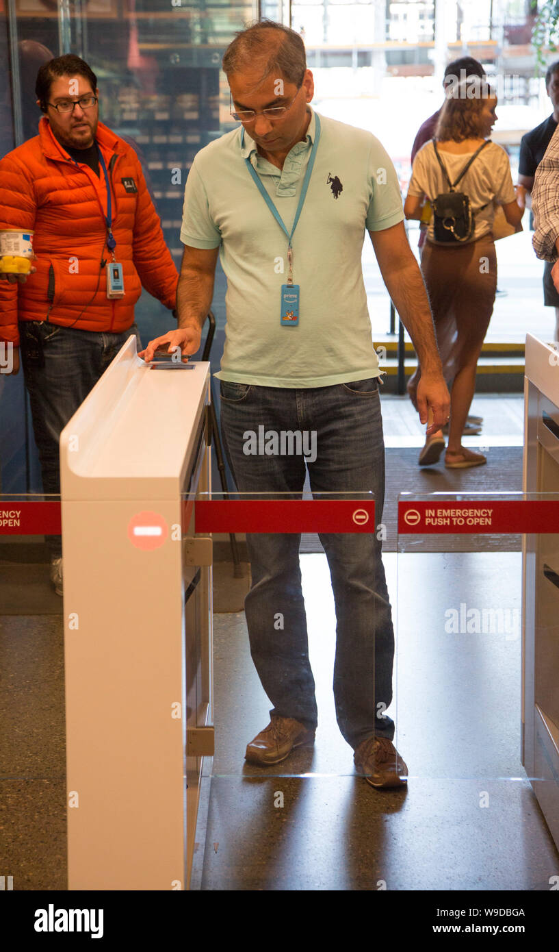 Amazon supply chain hi-res stock photography and images - Alamy