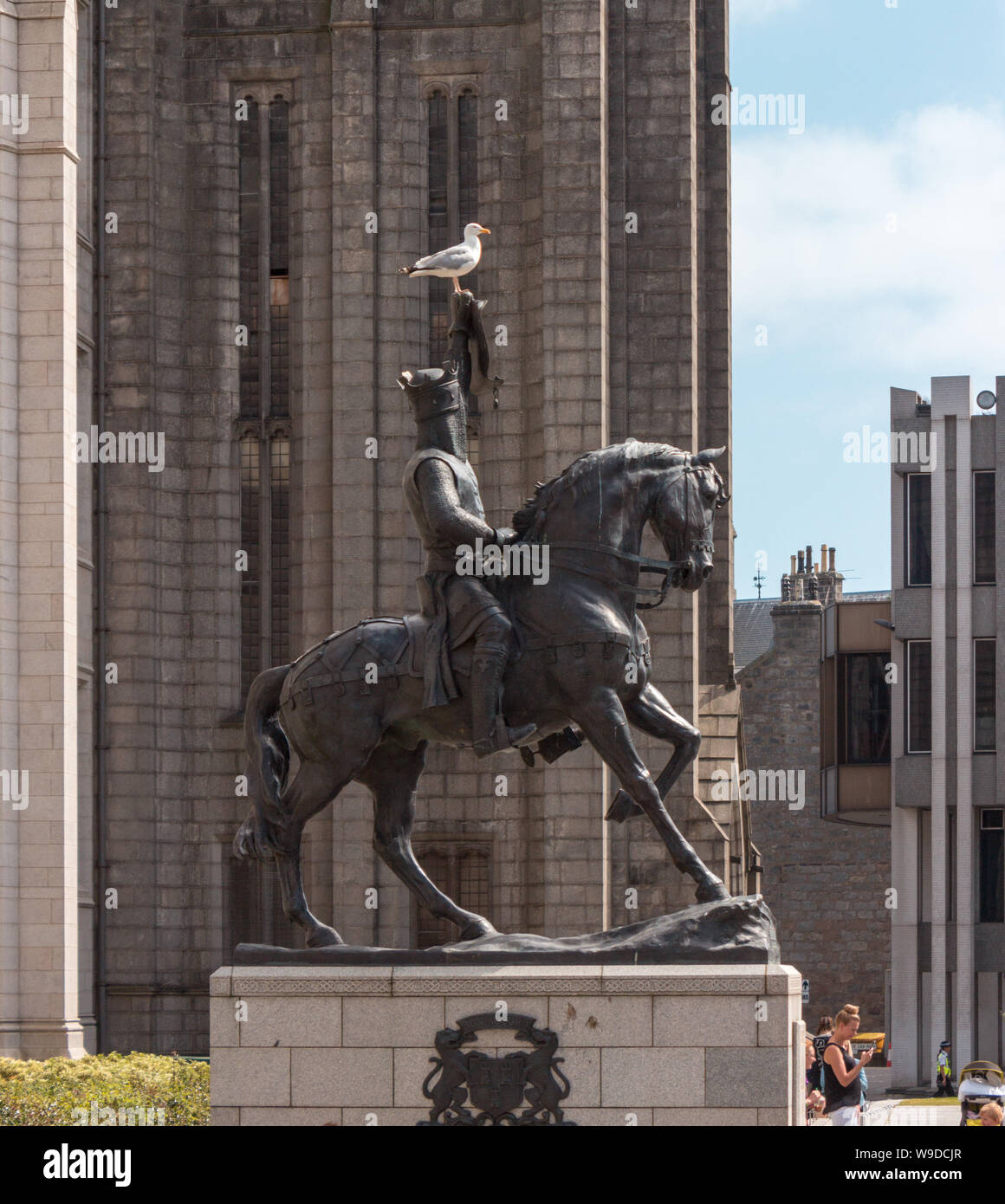 Robert de Bruce in front of Marechal College, Aberdeen Stock Photo - Alamy
