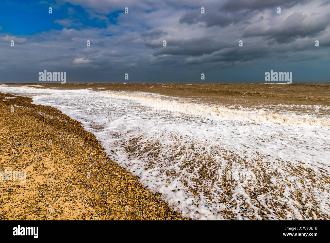Looming waves hi-res stock photography and images - Alamy
