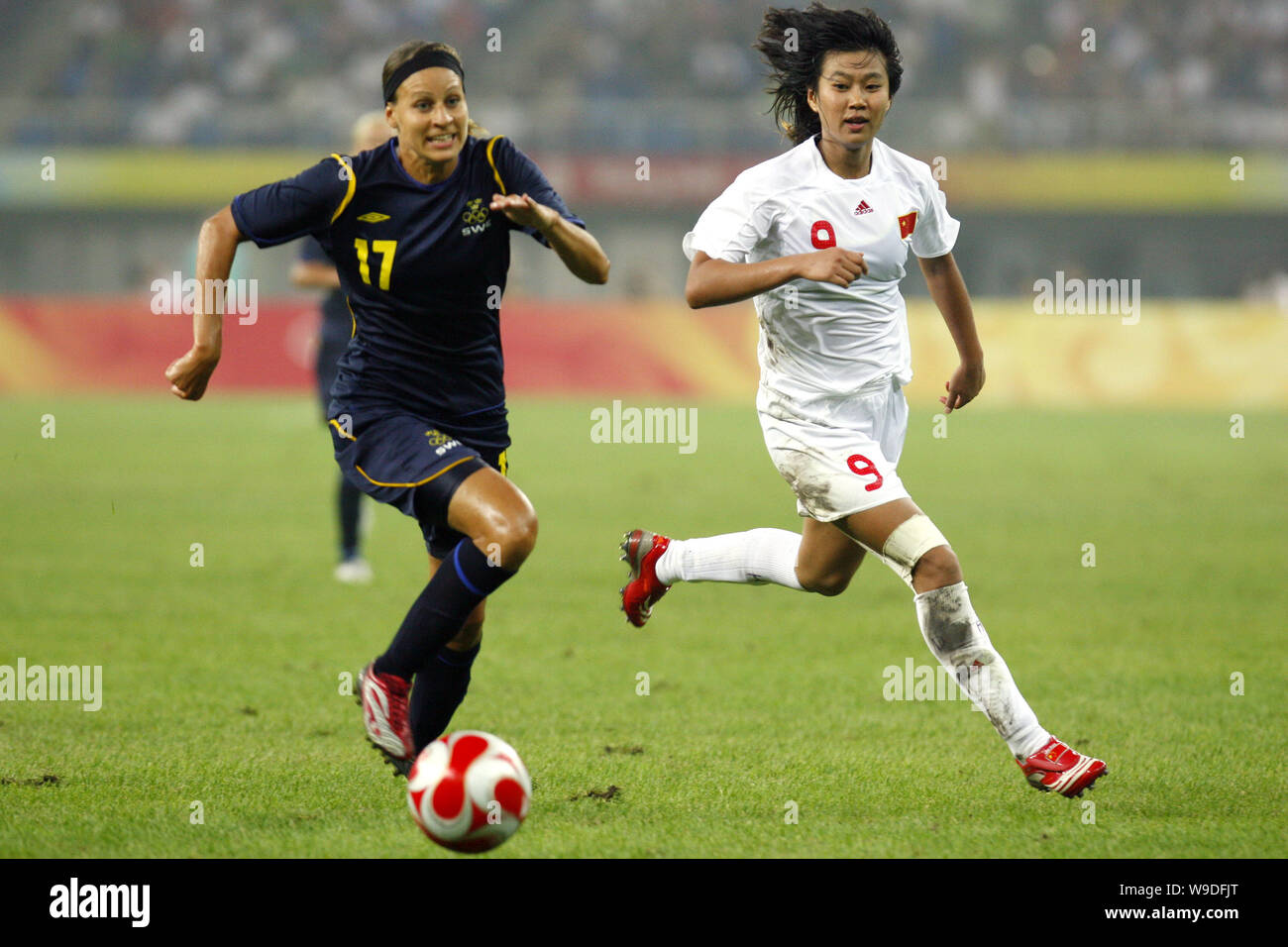 Chinas Han Duan, right, competes with Charlotte Rohlin of Sweden at a ...