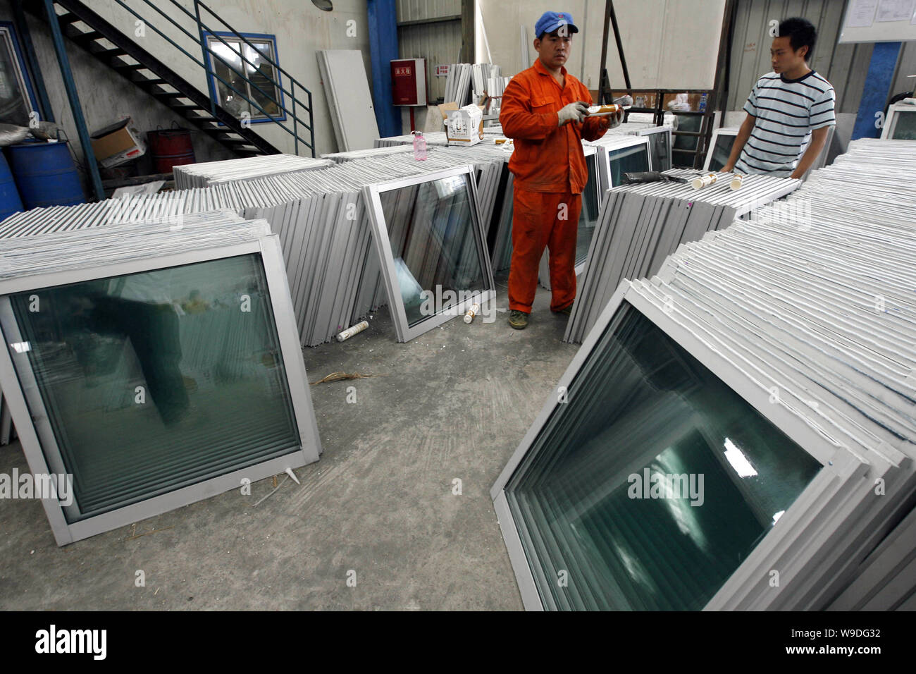 Chinese factory workers manufacture parts of temporary houses for quake ...