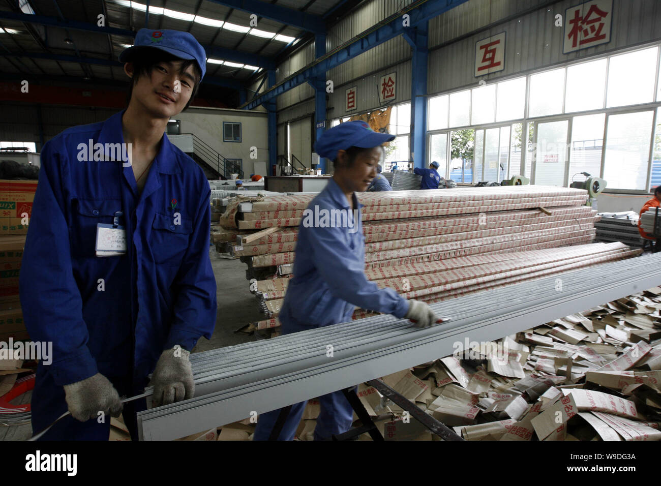 Chinese factory workers manufacture parts of temporary houses for quake ...