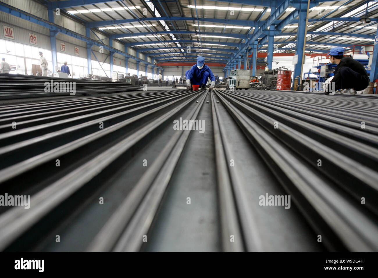 Chinese factory workers manufacture parts of temporary houses for quake ...