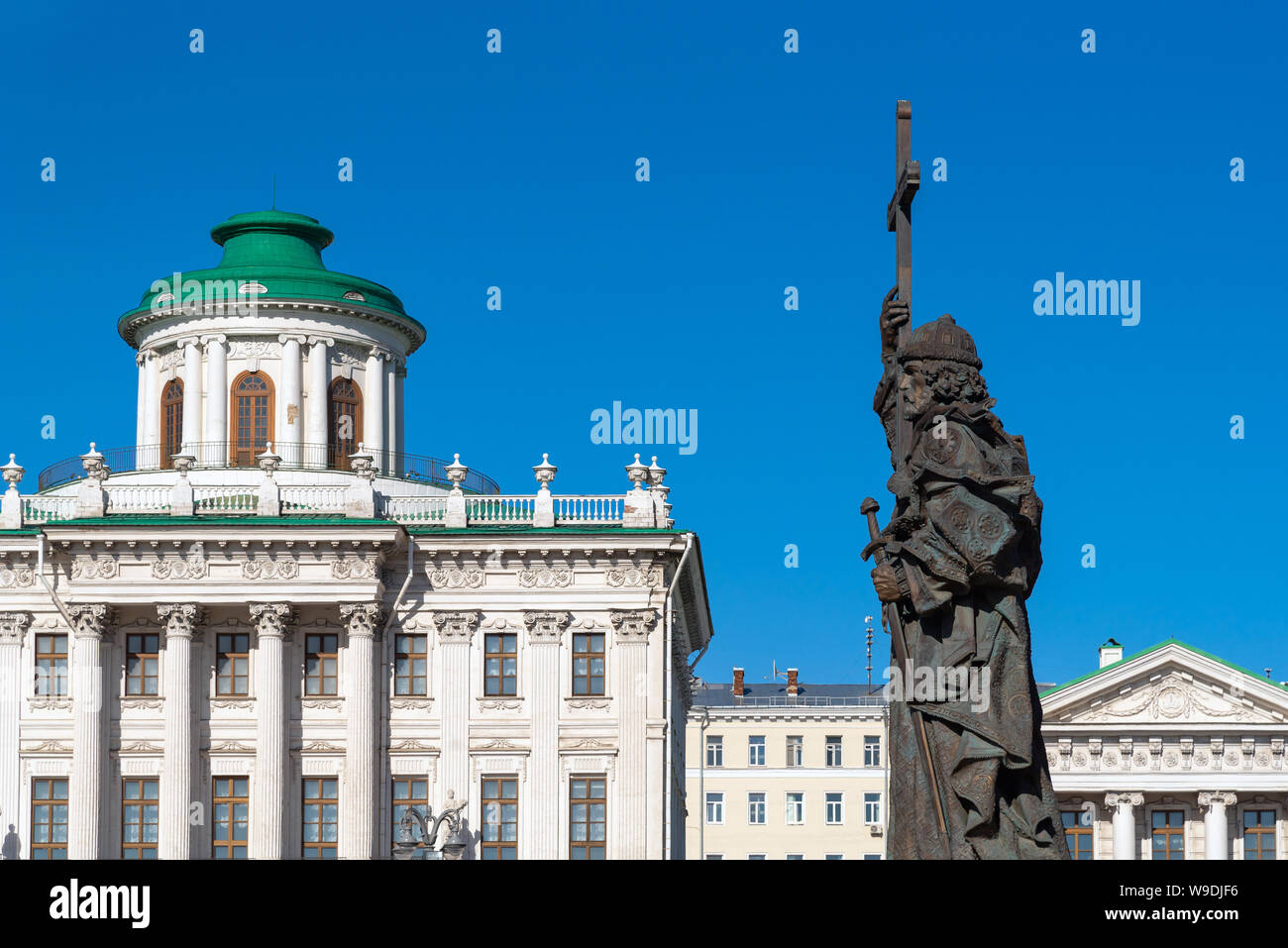 Russia statue skyline hi-res stock photography and images - Alamy
