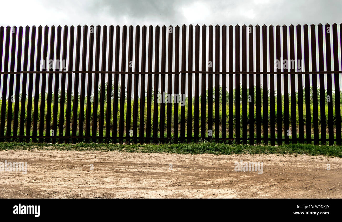 Border patrol police fence 2019 us hi-res stock photography and images ...