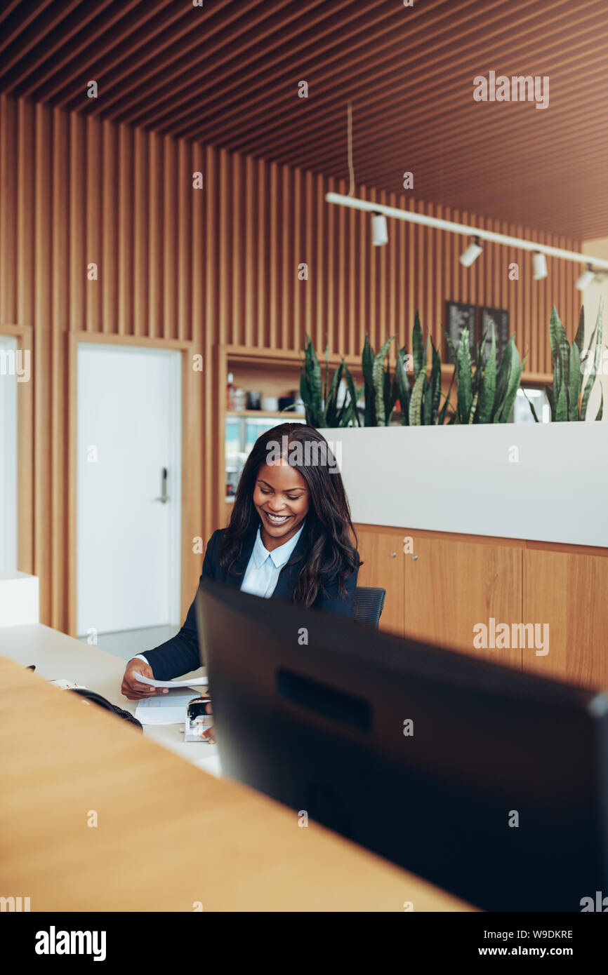 Modern office reception desk staff hi-res stock photography and images ...