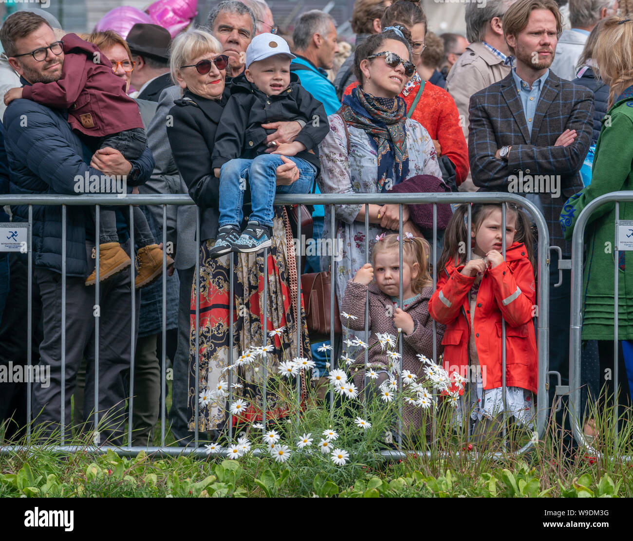 Crowds of men and women hi-res stock photography and images - Alamy