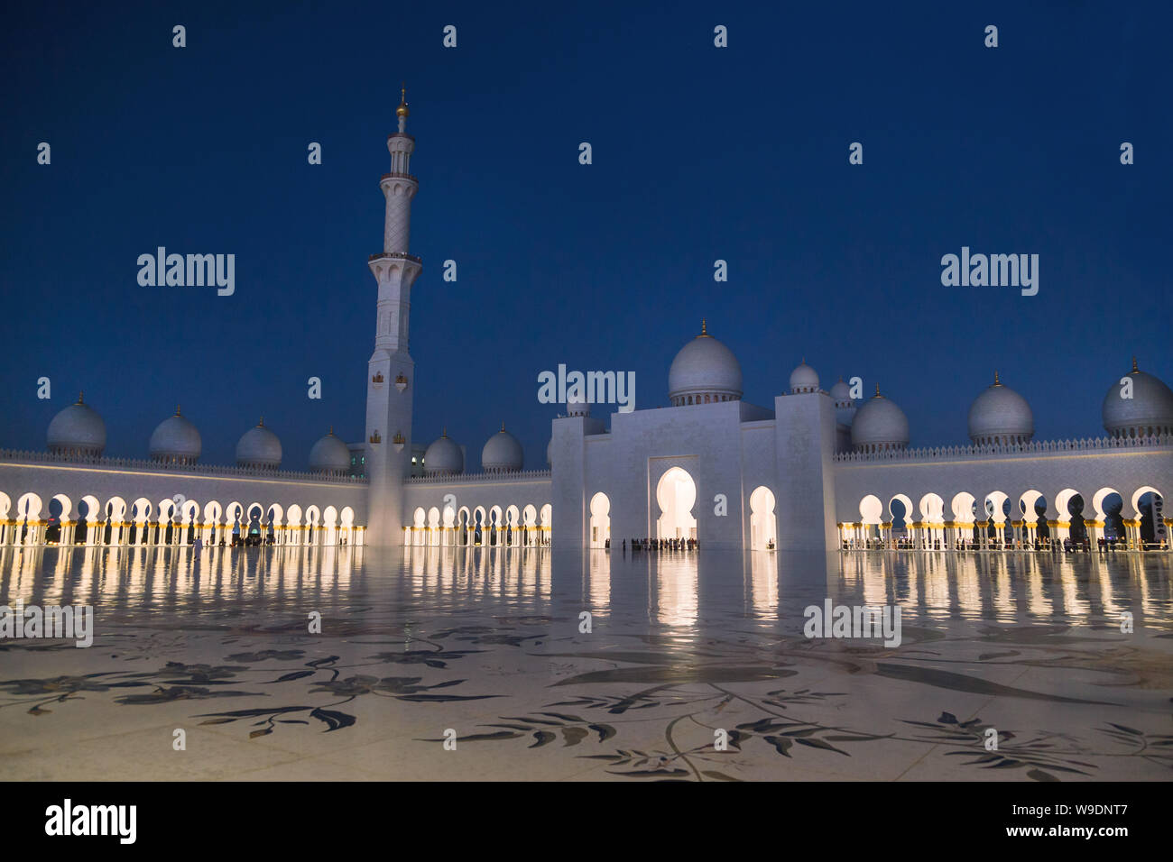 Sheikh Zayed Mosque illuminated at night Stock Photo - Alamy