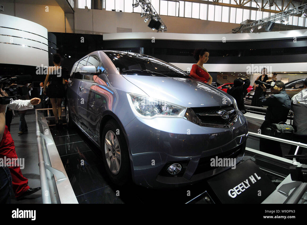 China auto show models hi-res stock photography and images - Alamy