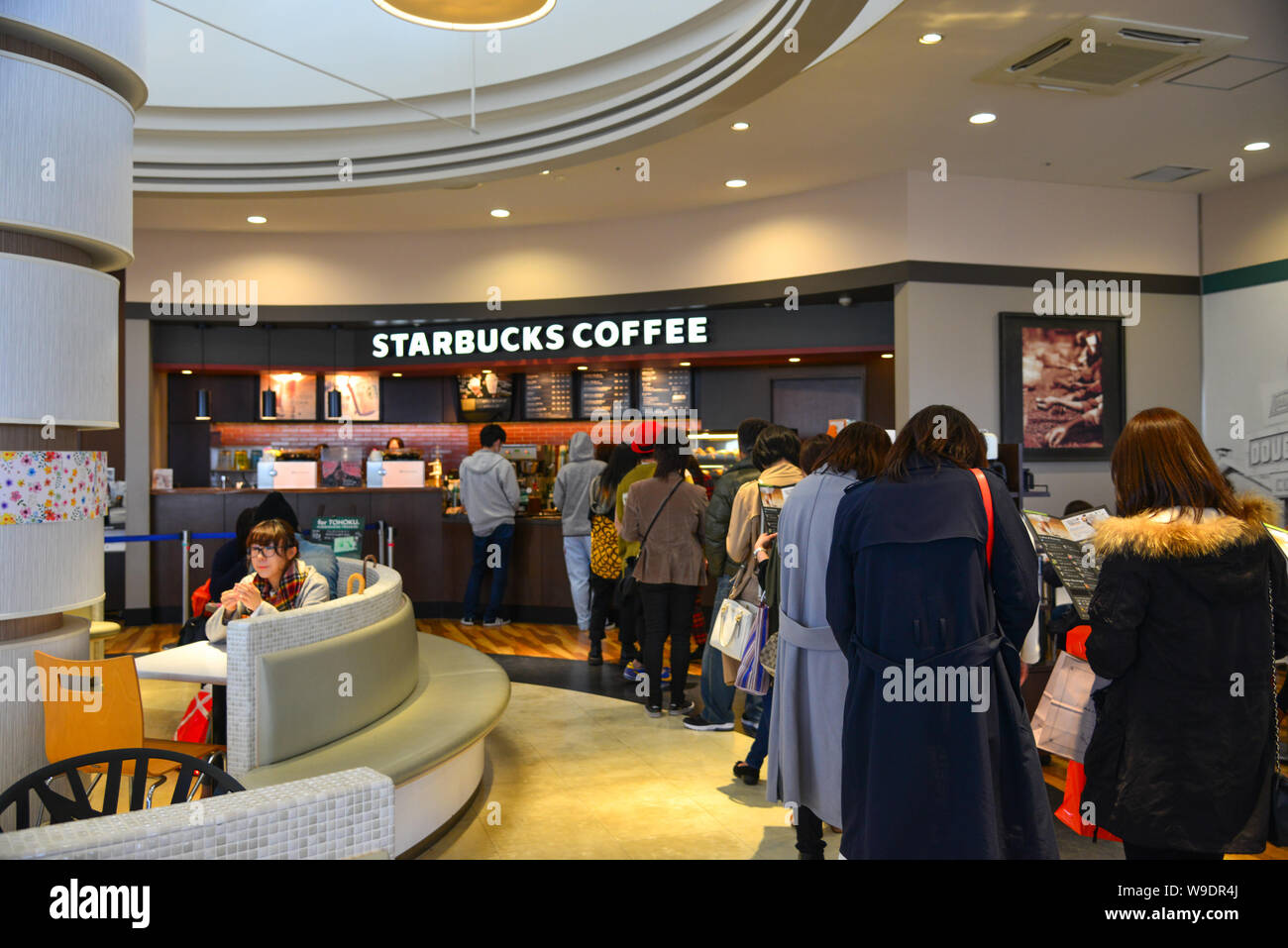 Queue line people starbucks cafe hi-res stock photography and images ...