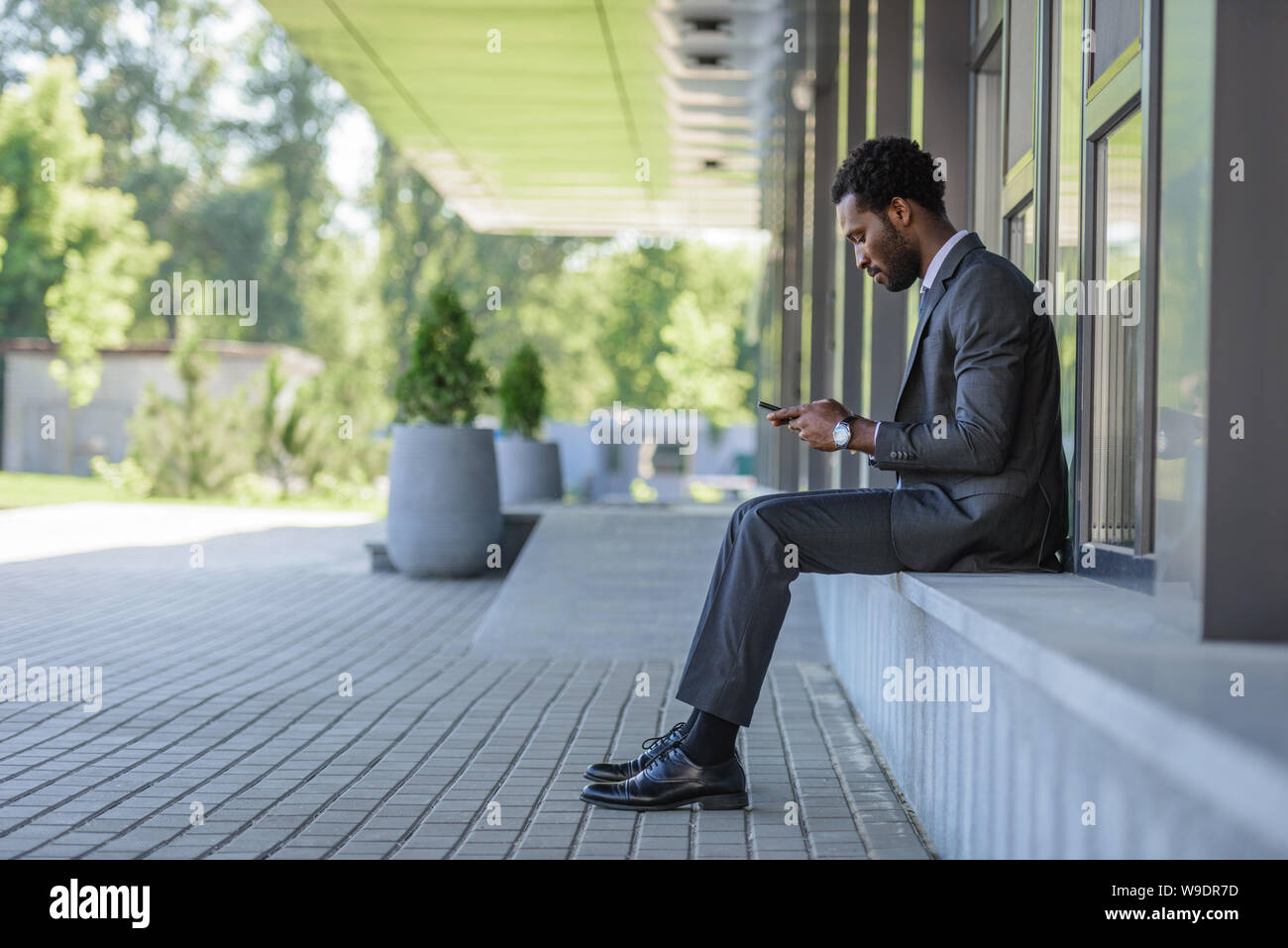Pavement parapet hi-res stock photography and images - Alamy