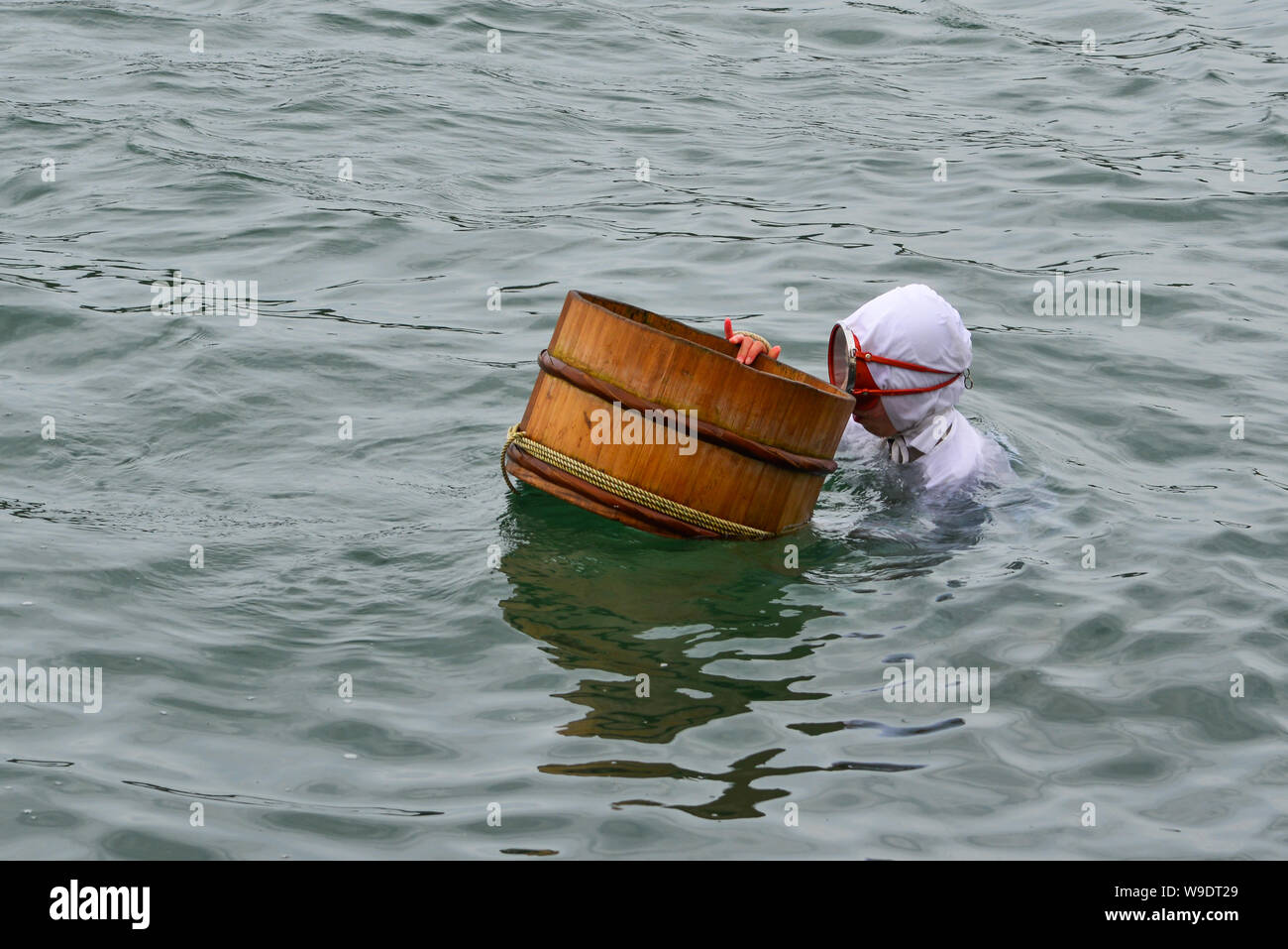 Girl wearing wetsuit hi-res stock photography and images - Alamy