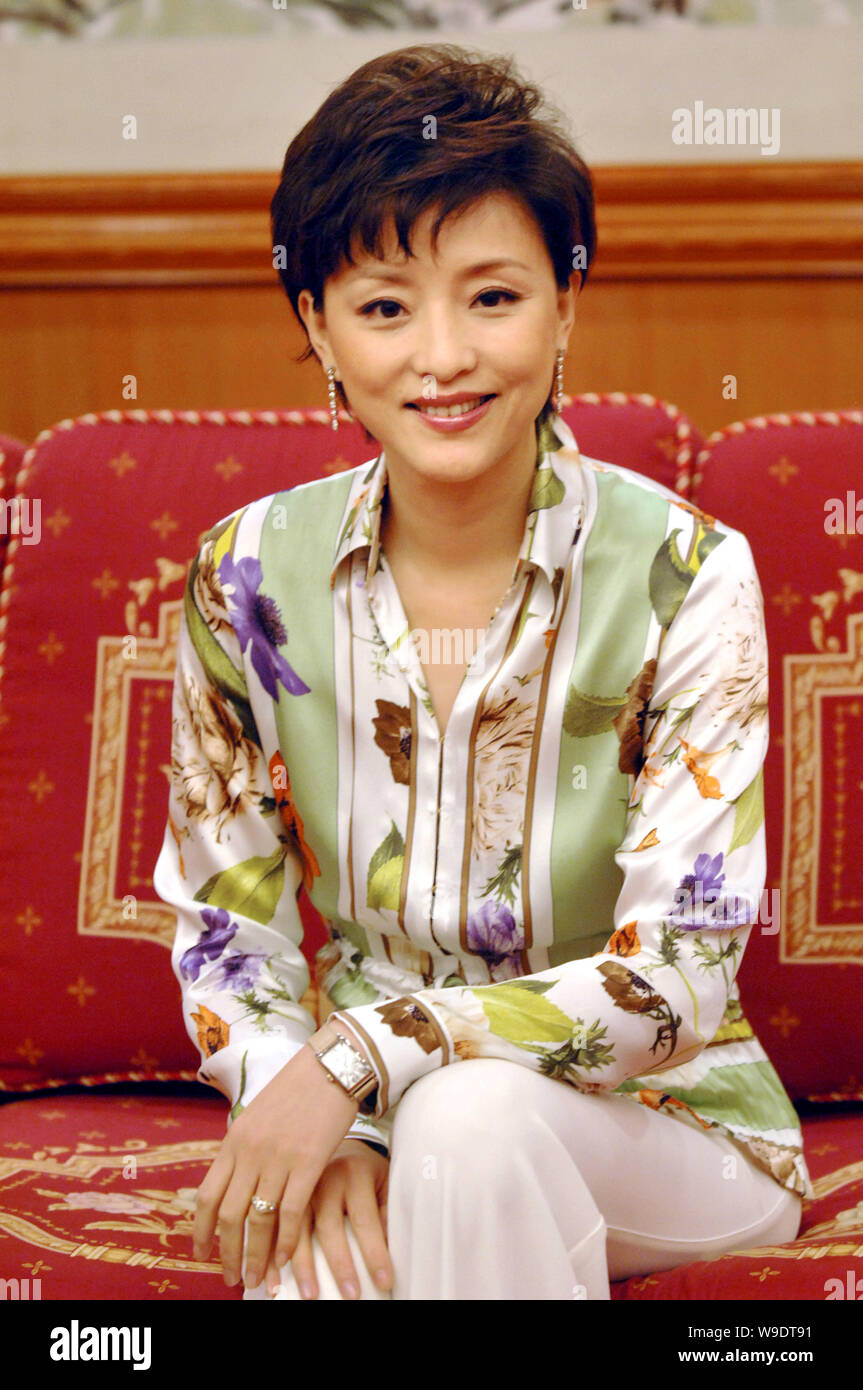 Tv hostess hi-res stock photography and images - Alamy