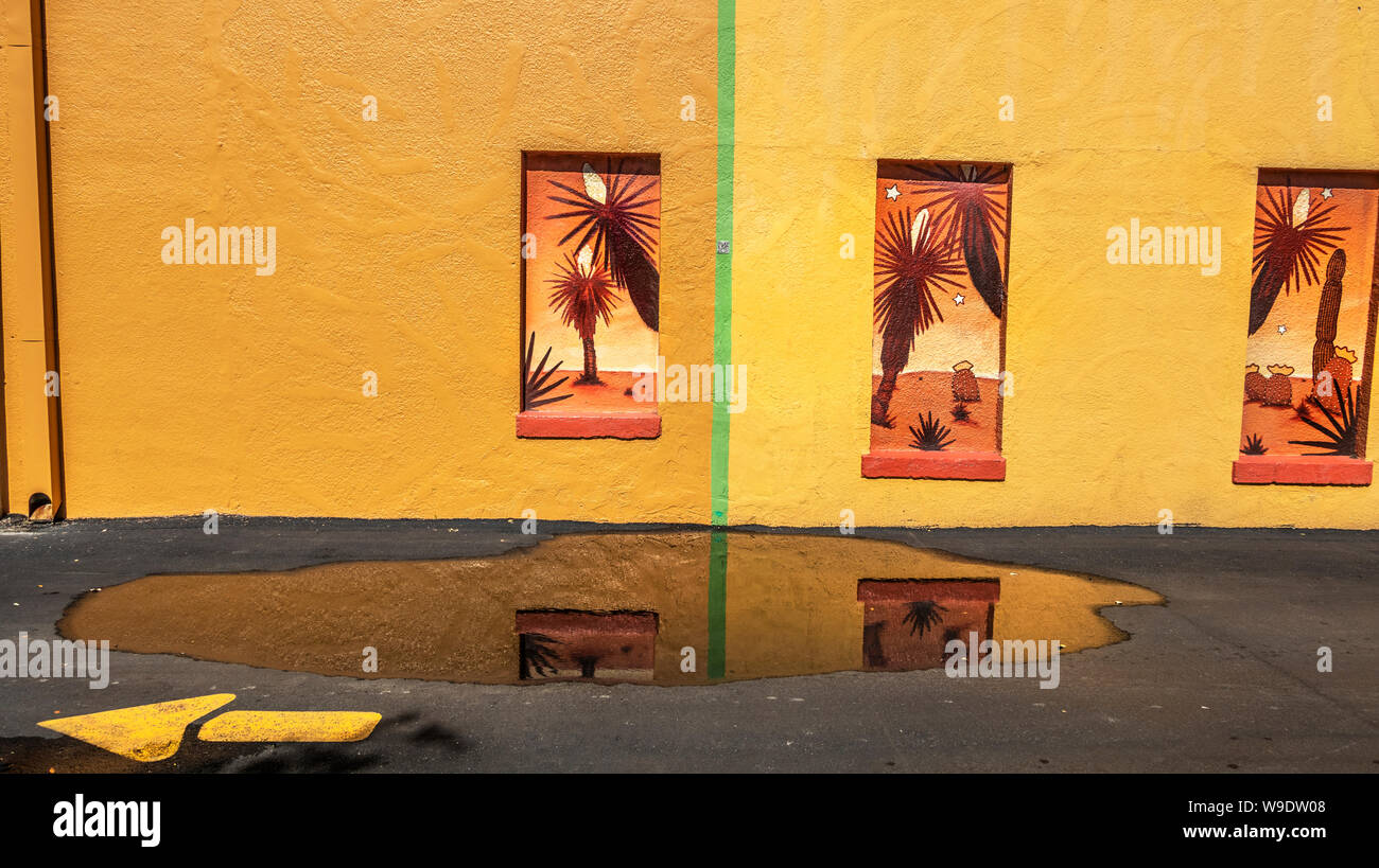 Yellow walls, yellow arrow road marking and murals, USA Stock Photo - Alamy