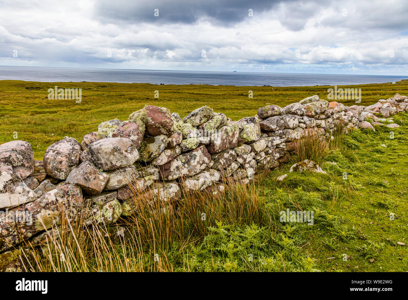 Divider wall hi-res stock photography and images - Alamy