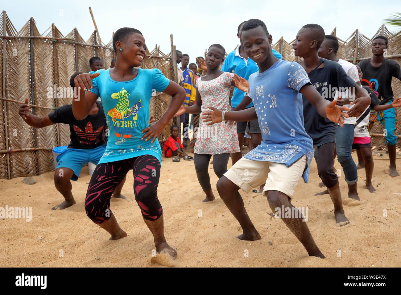 Africa girl dance hi-res stock photography and images - Alamy