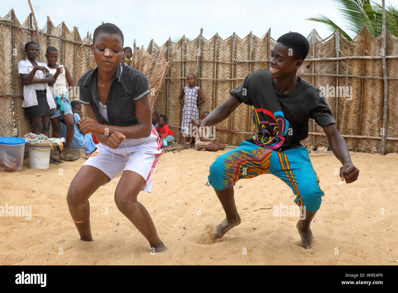 Africa girl dance hi-res stock photography and images - Alamy