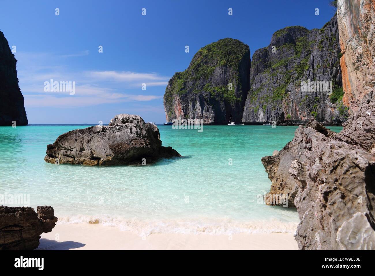 Beach in Thailand - Maya Bay of Ko Phi Phi island Stock Photo - Alamy