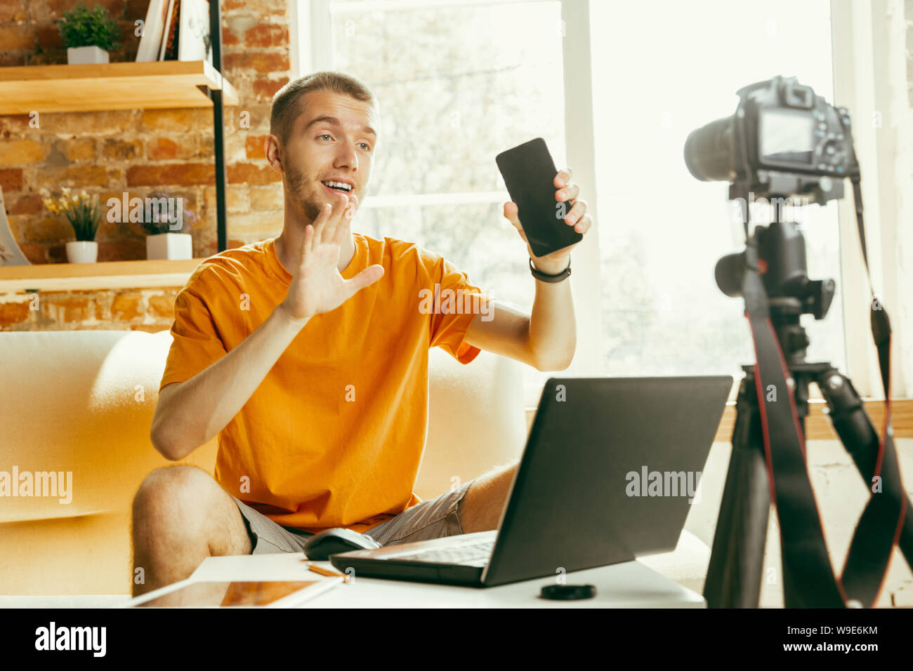 Vlogging man hi-res stock photography and images - Alamy