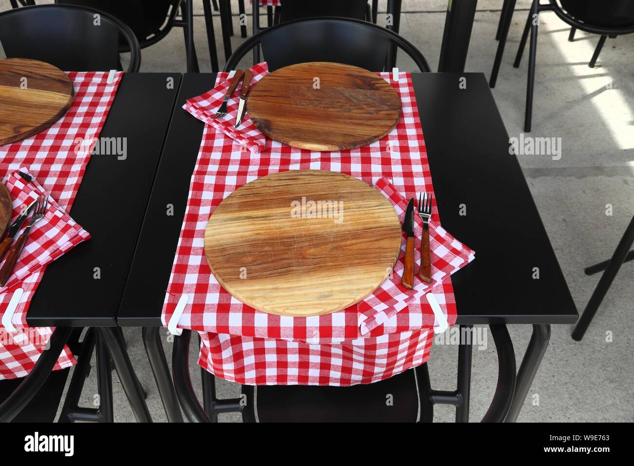 Red white tablecloth hi-res stock photography and images - Alamy