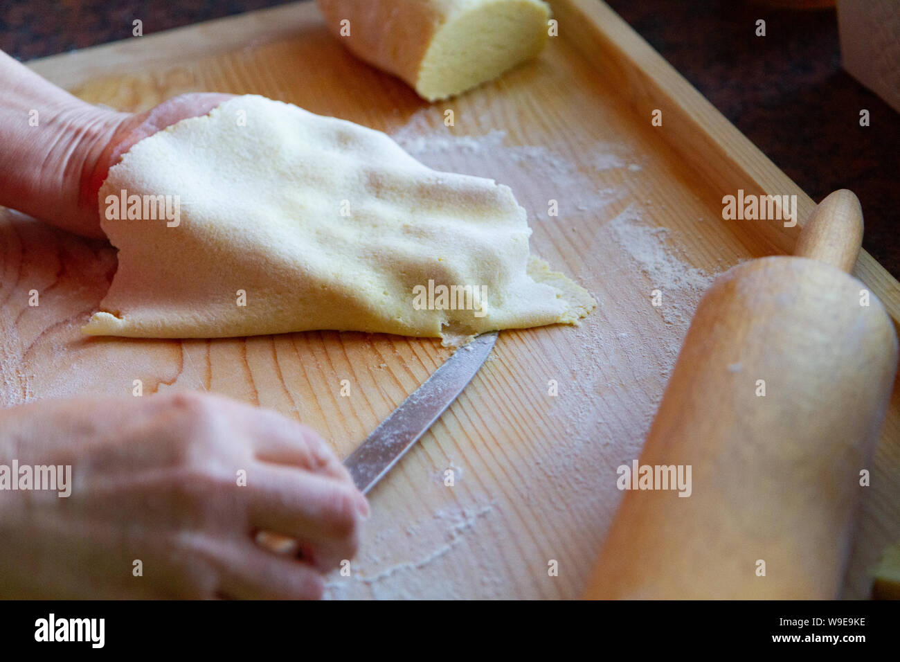 Floured chopping board hi-res stock photography and images - Alamy
