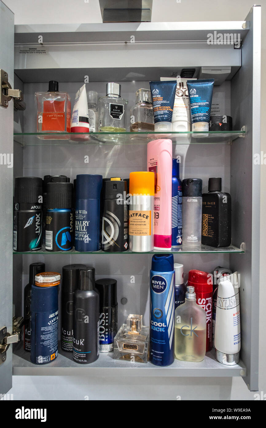 Mens toiletries mirror hi-res stock photography and images - Alamy