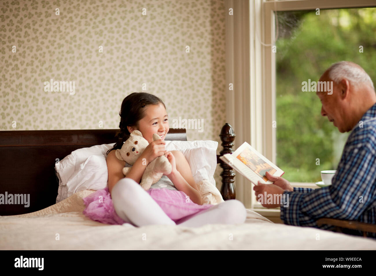 Kids reading together enjoying hi-res stock photography and images - Alamy