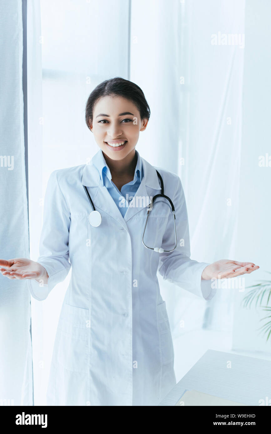 Doctor welcome gesture hi-res stock photography and images - Alamy