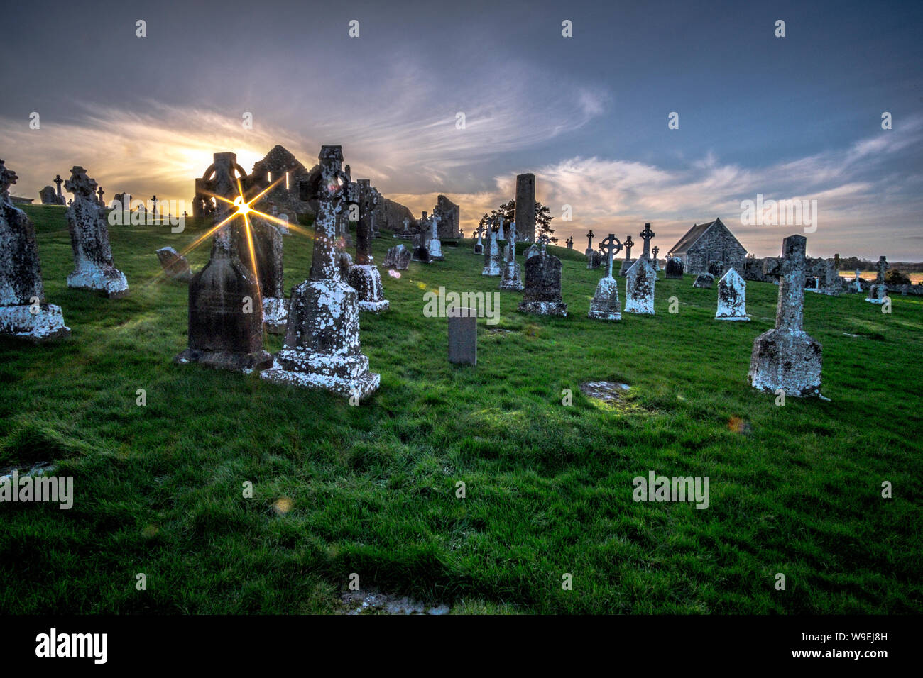 Ireland clonmacnoise cemetery hi-res stock photography and images - Alamy