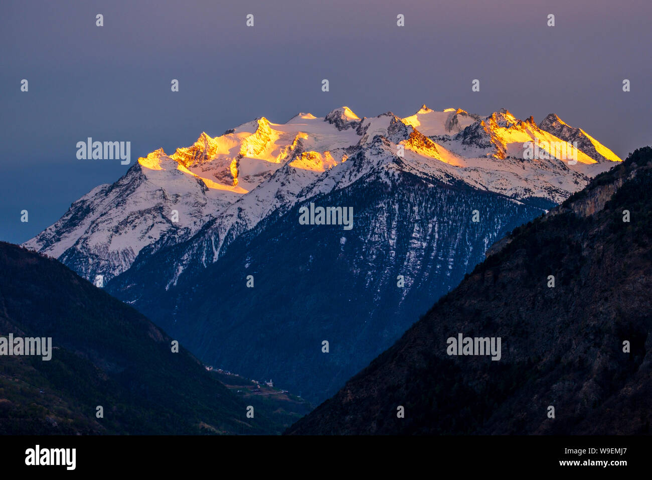 Sunset over mountain peaks in Swiss Alps, Switzerland Stock Photo - Alamy