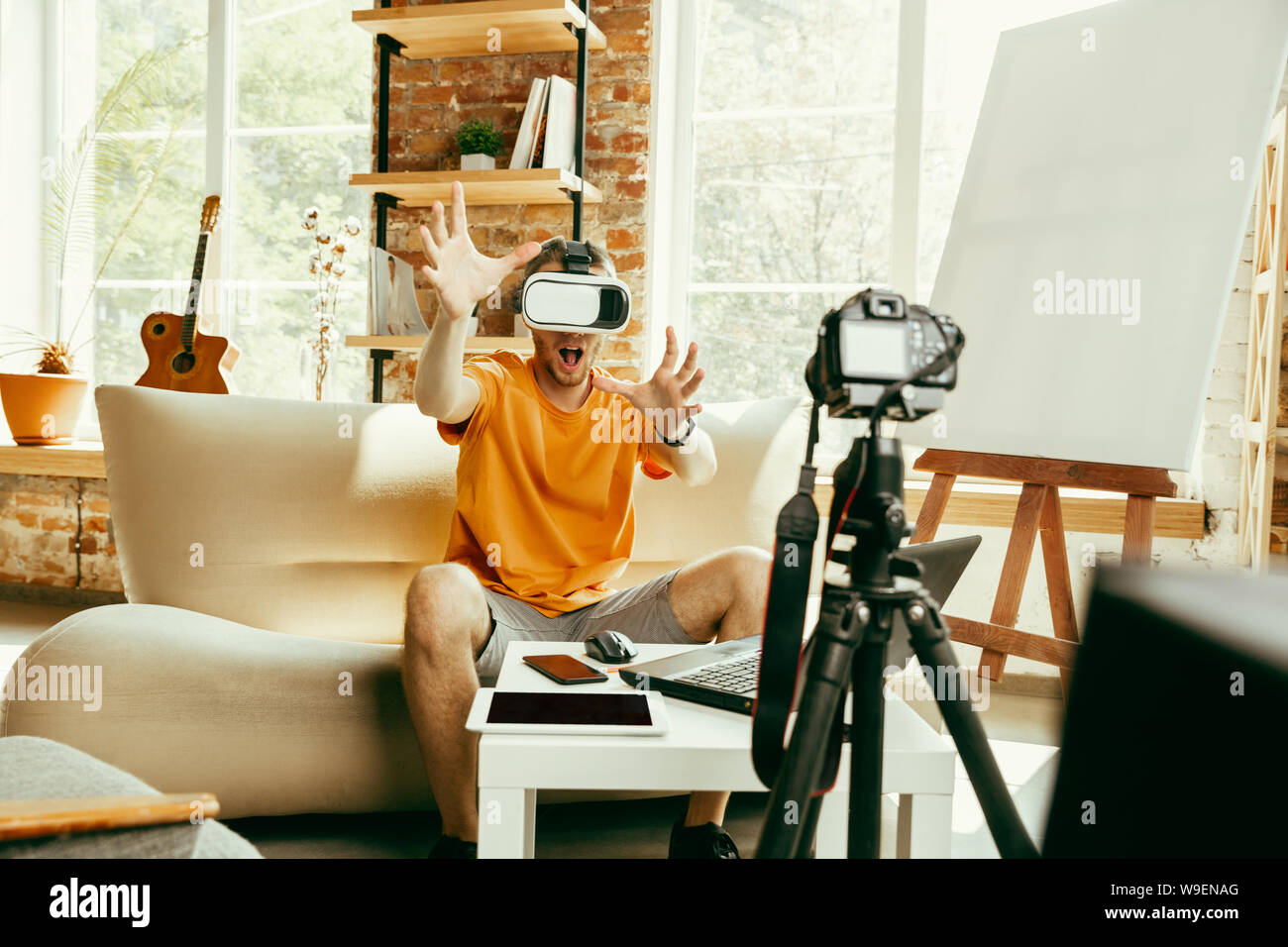 Vlogger headset hi-res stock photography and images - Alamy