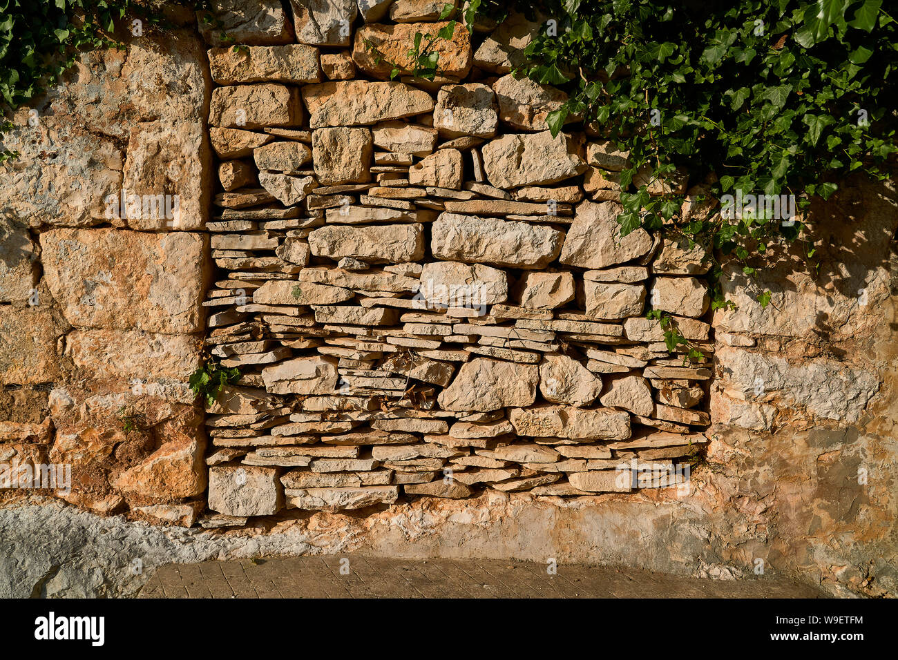 Old stone windows building hi-res stock photography and images - Alamy