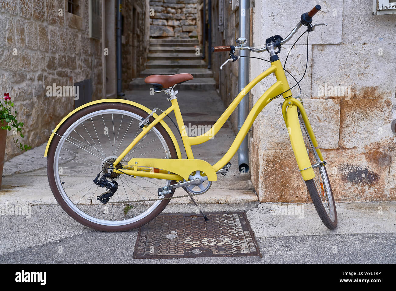 Yellow bicycle on the street Stock Photo - Alamy