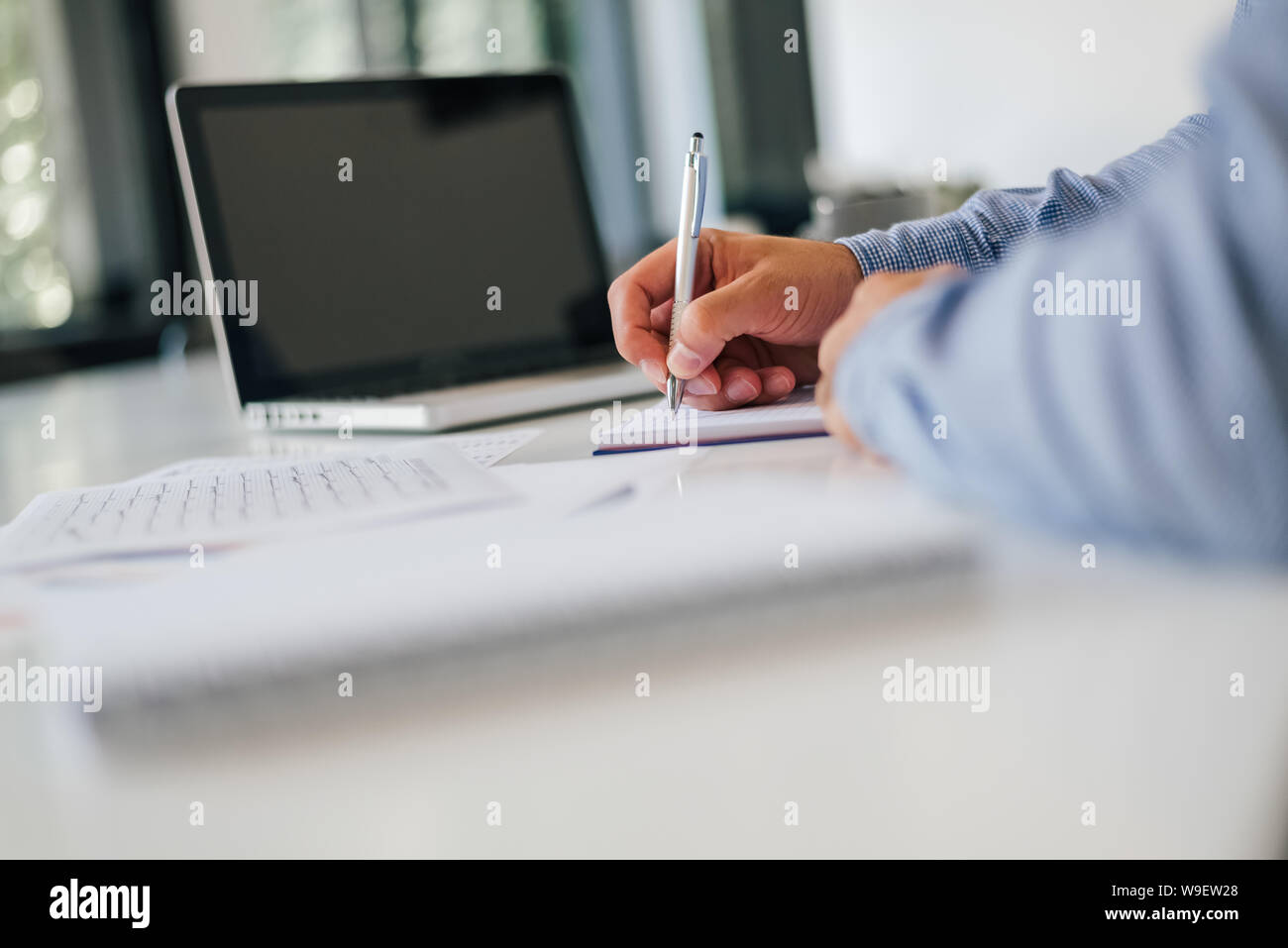 Hand taking notes hi-res stock photography and images - Alamy