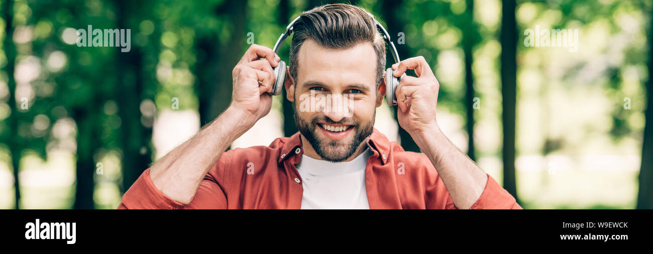 Man putting on headphones hi-res stock photography and images - Alamy