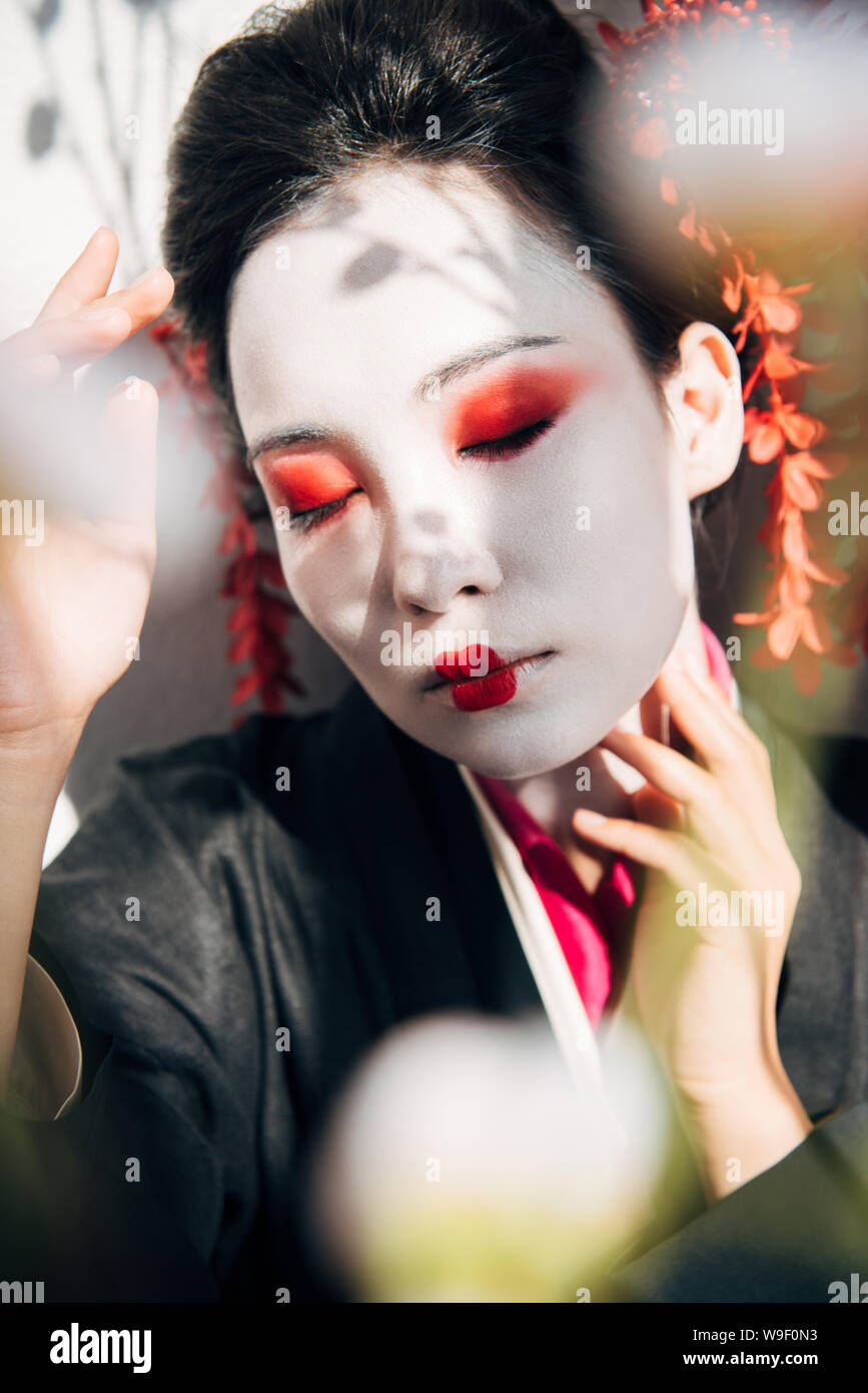 Beautiful young geisha sakura hi-res stock photography and images - Alamy
