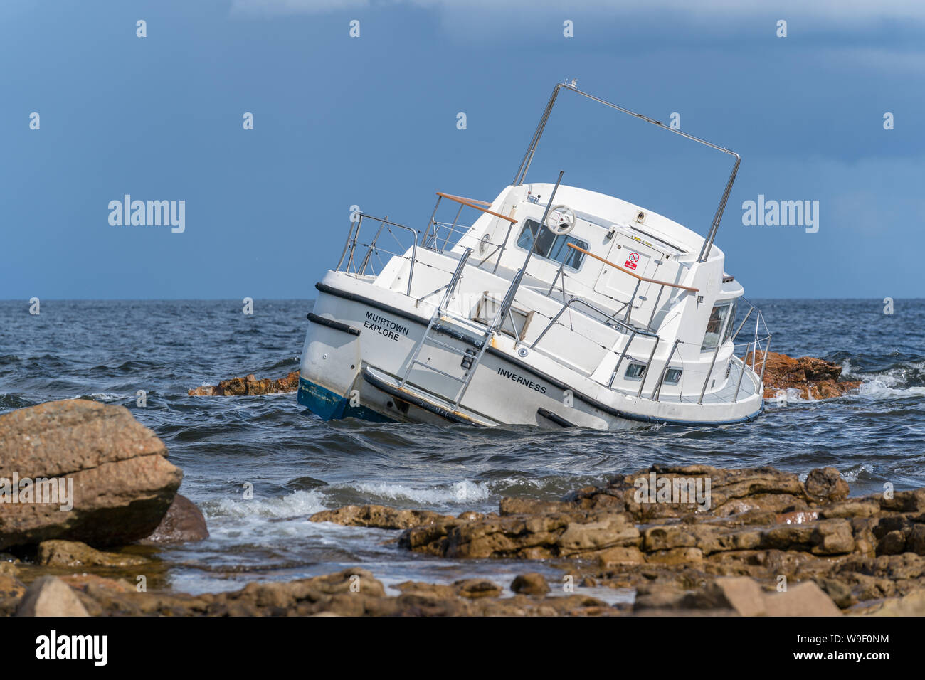 Boat stuck on rocks hi-res stock photography and images - Alamy