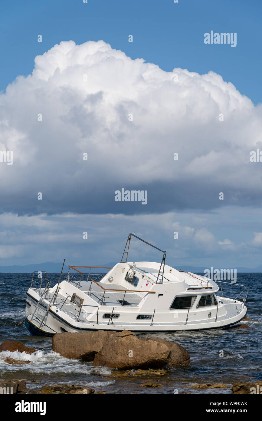 Boat grounded rocks hi-res stock photography and images - Alamy