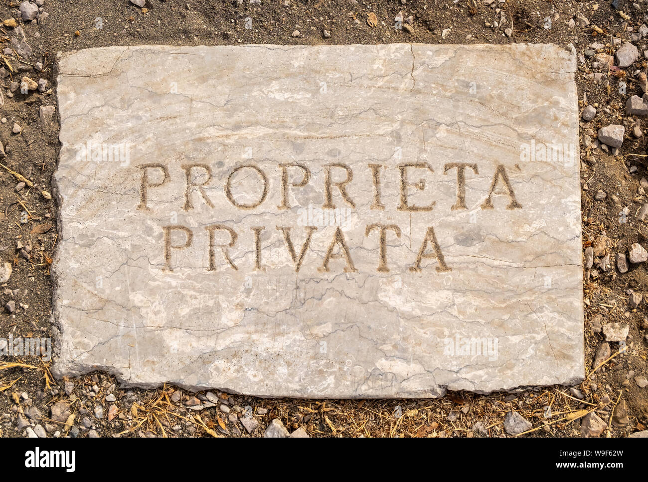 "Private property" sign in italian Stock Photo - Alamy