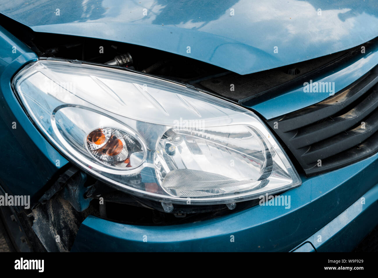 Car accident damaged headlight hi-res stock photography and images - Alamy