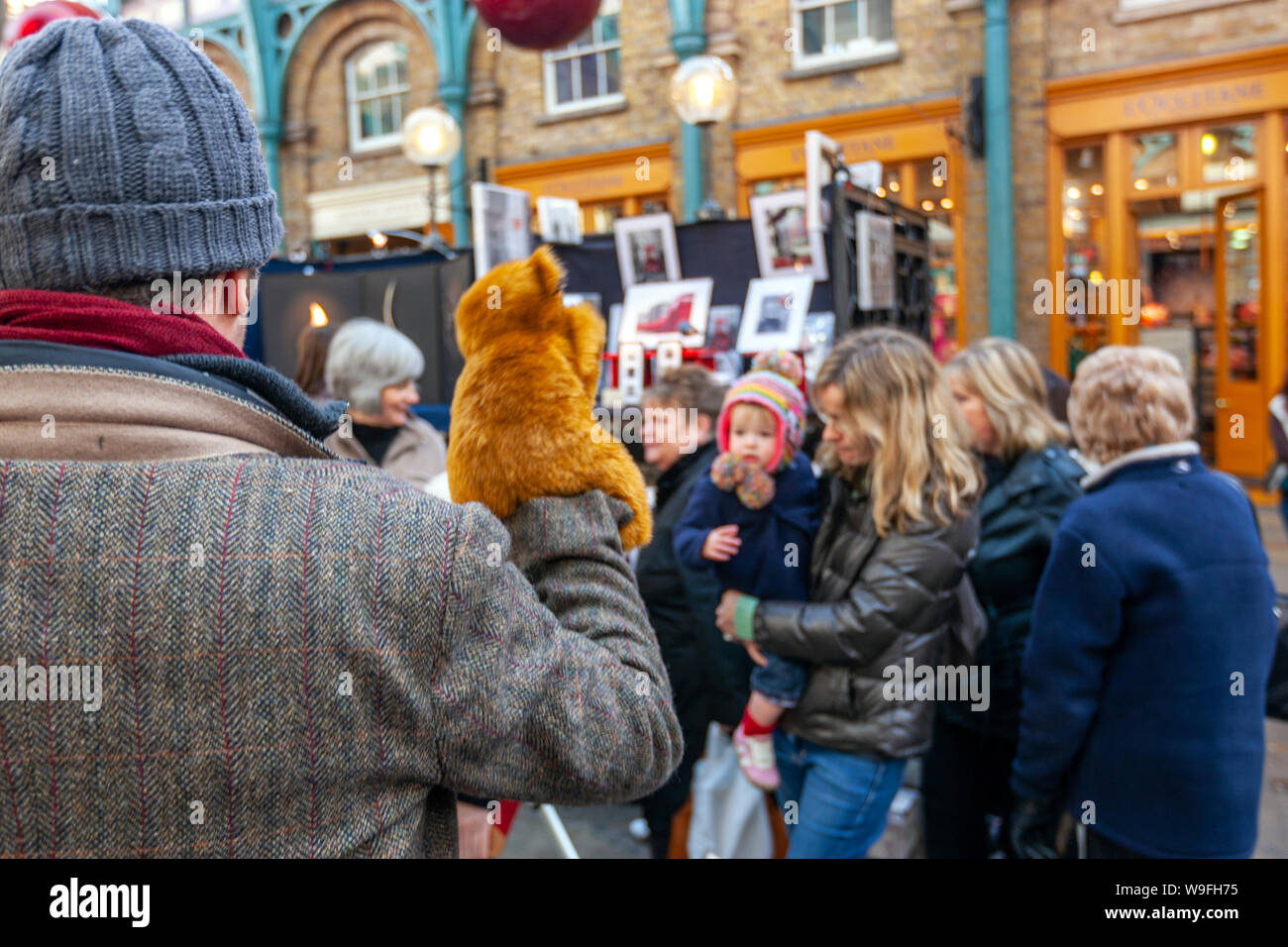 Puppets show to children in Covent Garden, London, England, UK Stock ...